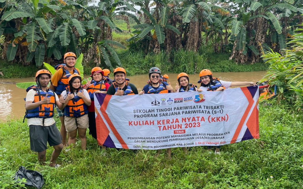 Mahasiswa STP Trisakti Bebersih Sungai Cikeas - JURNALINSPIRASI.CO.ID Mahasiswa STP Trisakti Bebersih Sungai Cikeas - JURNALINSPIRASI.CO.ID